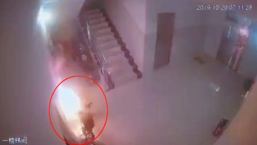 监拍:电动车出租屋充电突发爆炸 三次巨响后大火包裹车身