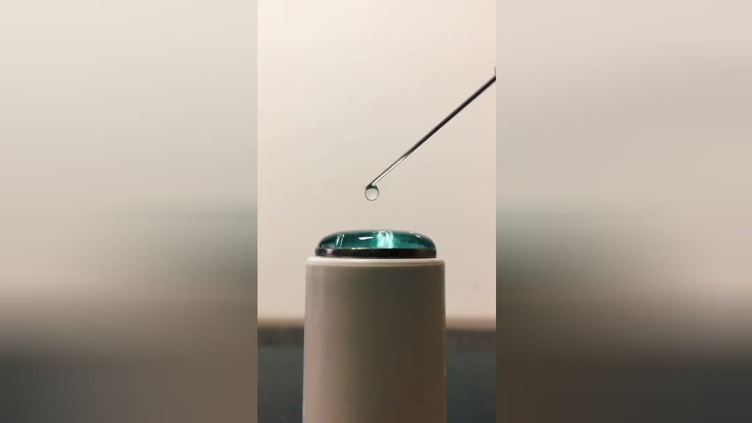 水表面张力现象,这枚硬币表面可以存住多少水滴?你们谁来数一下!