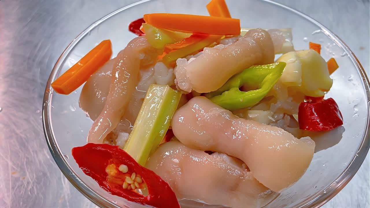 广西农村酒席桌上名吃"酸甜猪脚"做法
