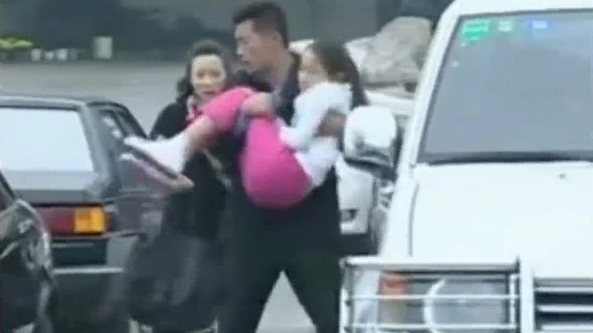 12岁女儿看到爸爸和别的阿姨在一起,女儿的做法很懂事