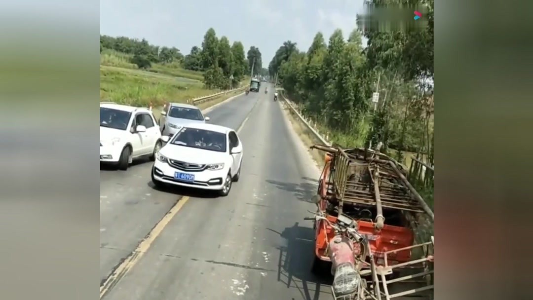 轮子脱落,滚向对面车道,太搞笑了吧!