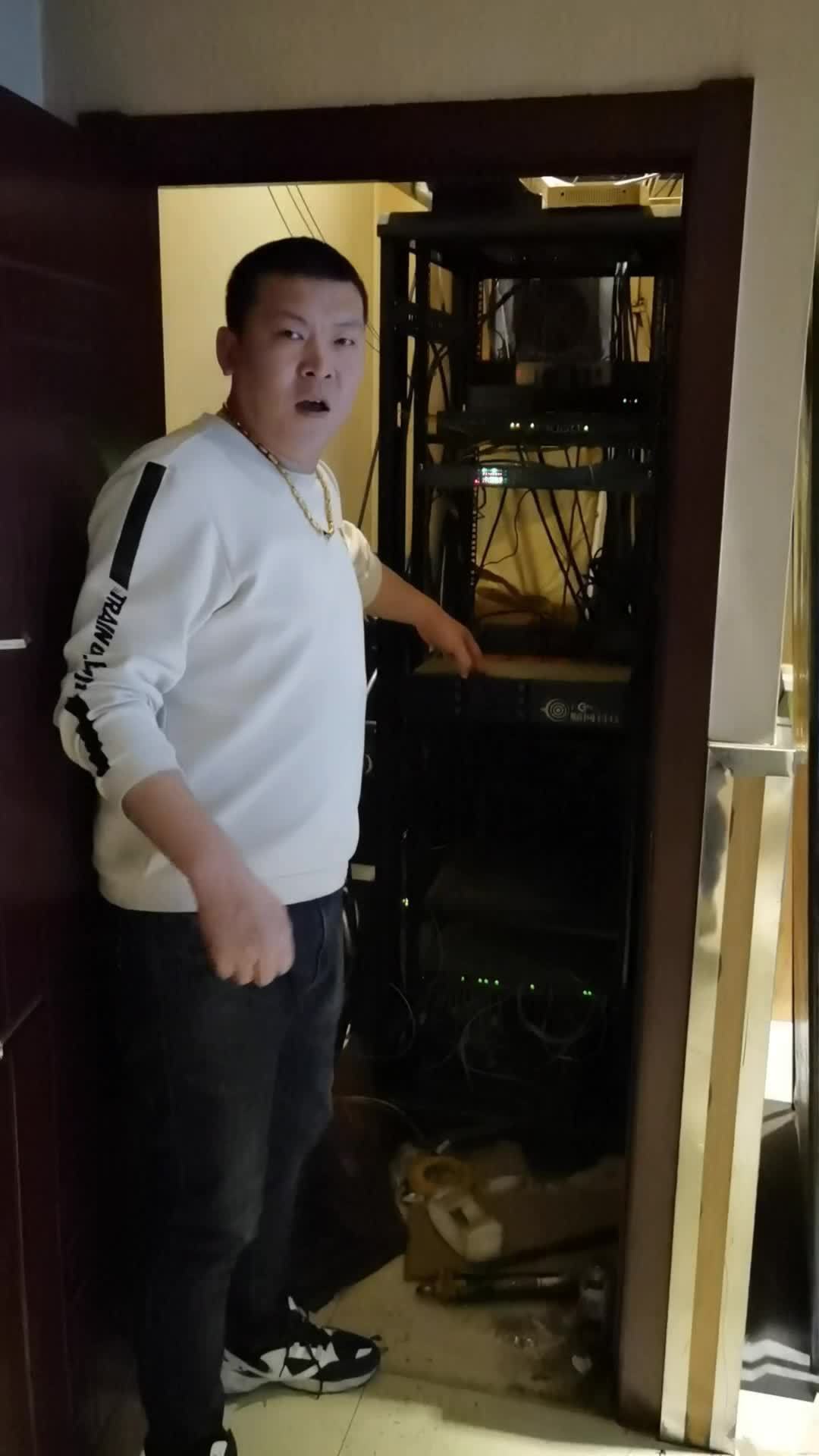 ...的服务器其实没什么神秘的,也不过就是多放了几个大容量的固态硬盘,...