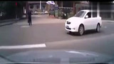 车载记录仪:史上最淡定的碰瓷大爷 慢慢睡倒