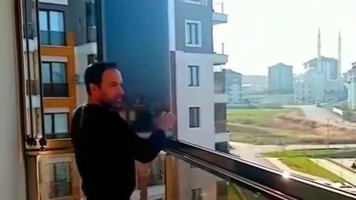 在英国见过最牛的阳台窗户,大哥安装这玻璃,一定花了不少钱吧!