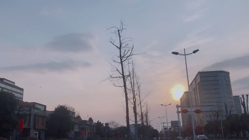 夕阳正好,印下飞机“轨迹”