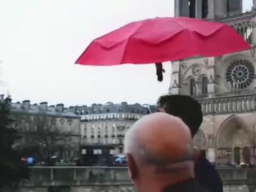 外国牛人发明AI悬浮雨伞,自动跟随再也不用手拿,其中的原理你知道吗?