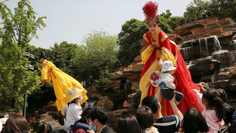 大唐芙蓉园高杆不倒翁表演：小姐姐高空大幅度摇摆，惊险美丽