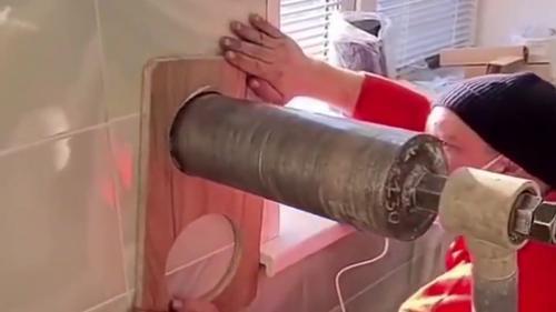 老外这个打孔定位神器,先不说专业不专业,打的时候难道不担心打偏吗?