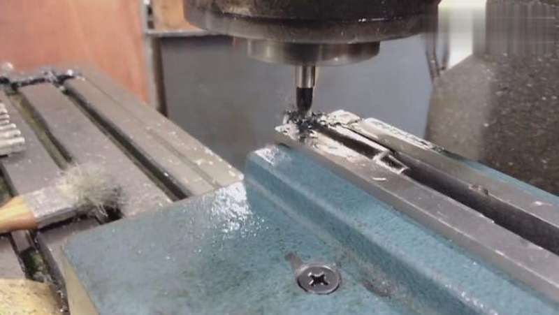 挖9毫米的缺口无公差要求,一小时却铣不了几个,今天汤都没得喝