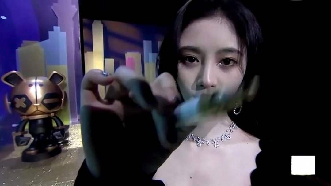 鞠婧祎亮相2020尖叫之夜红毯:一袭黑色抹胸礼服尽显高贵气质超美