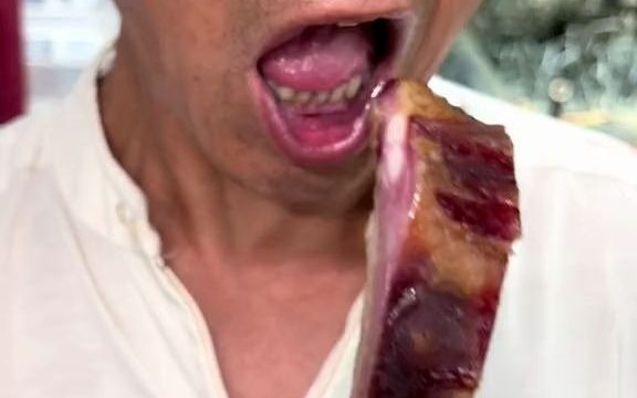 吃饭居然都不给老爸拿碗筷不过腊排骨手抓着吃更香