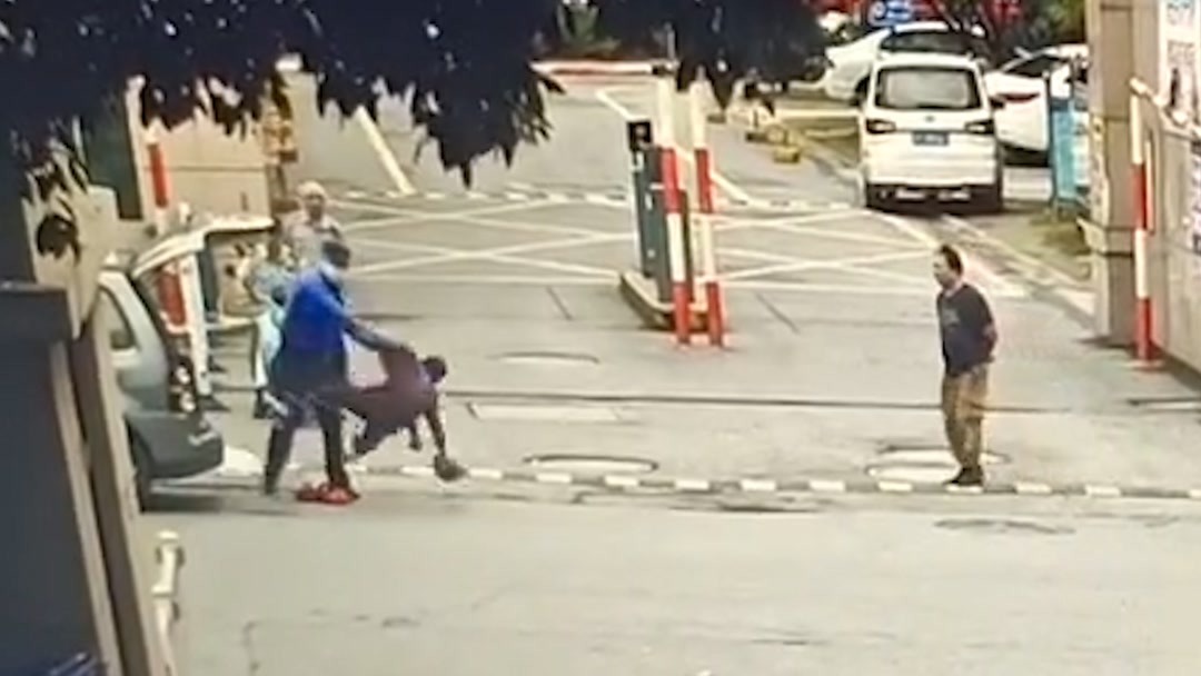 江苏南通一城管拎起摆摊老人摔地上,官方:已停职,警方介入调查