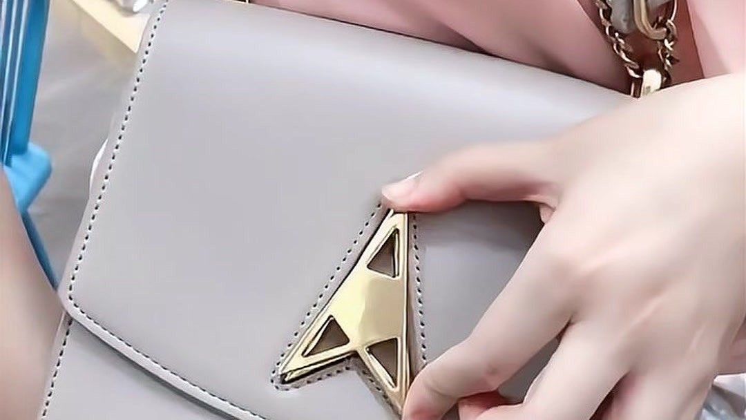 这包是谁设计的,卡扣旋转的瞬间,萌化了老夫的少女心