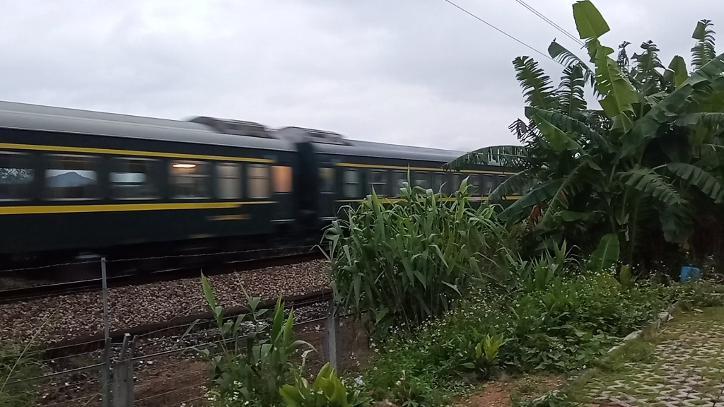 【广茂铁路】东风4B-2612号车牵引K232次(昆明—厦门北)旅客列车...