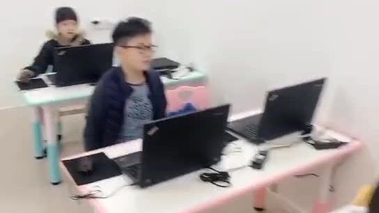 图形化编程是通过动画场景结合IP人物设计,以游戏闯关的方式