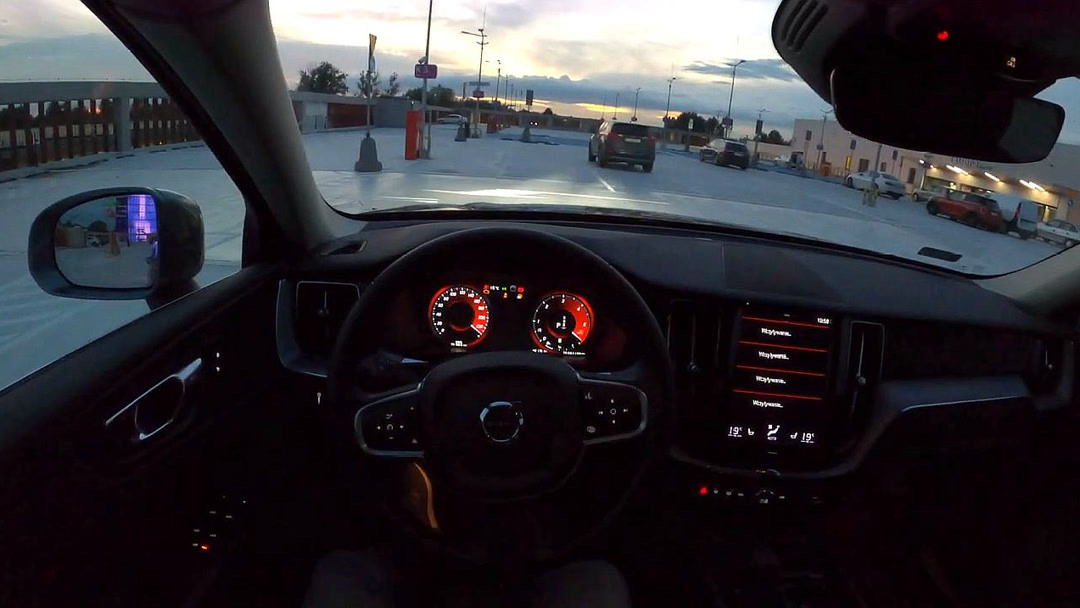 夜晚实拍2020款沃尔沃XC60,打开大灯那刻才是惊艳的开始!