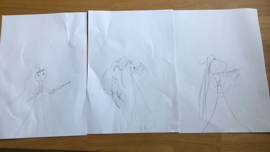 六岁的大女儿给我画的魏无羡跟蓝湛,有几分相似的神韵,画的不错