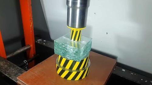 液压机vs钢化玻璃!结果会发生什么?过程看得太解压了