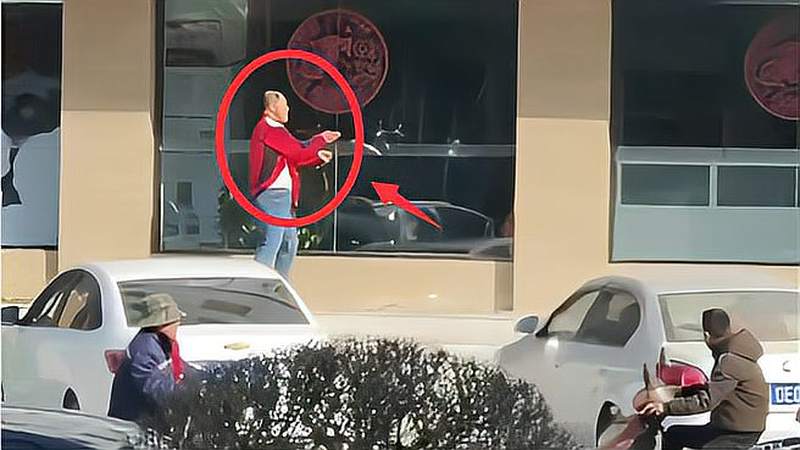 山西一男子用石头猛砸银行玻璃,现场高喊:重大新闻,我要炸银行