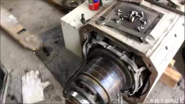 这是一台132个KW的直流电动机,看看定子线圈是如何连接的?