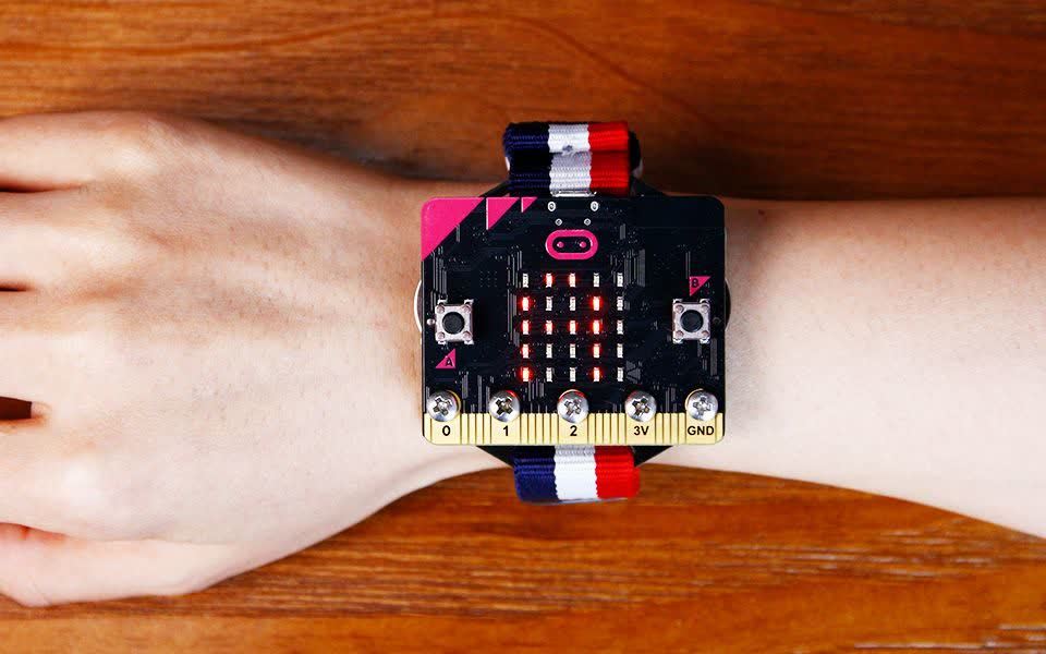 把"micro:bit"戴在手上,做一个专属的科技靓仔!