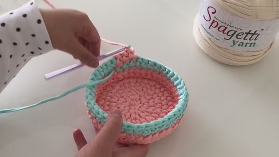 如何用针织条钩织双色间色收纳筐-钩针教程