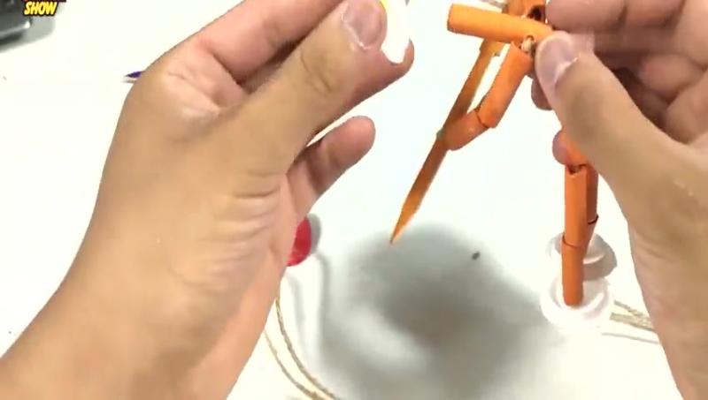 牛人模仿经典拳皇格斗游戏,用纸板自制格斗游戏机!