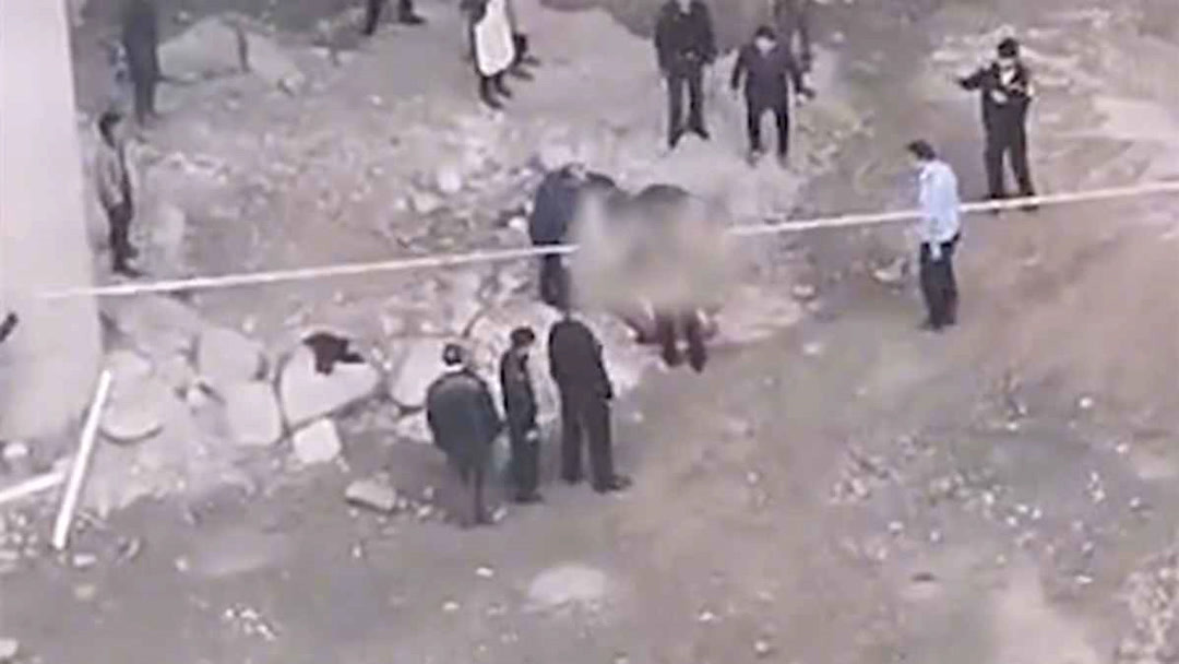 老人被发现在河道内溺水死亡 打捞现场聚集不少群众围观