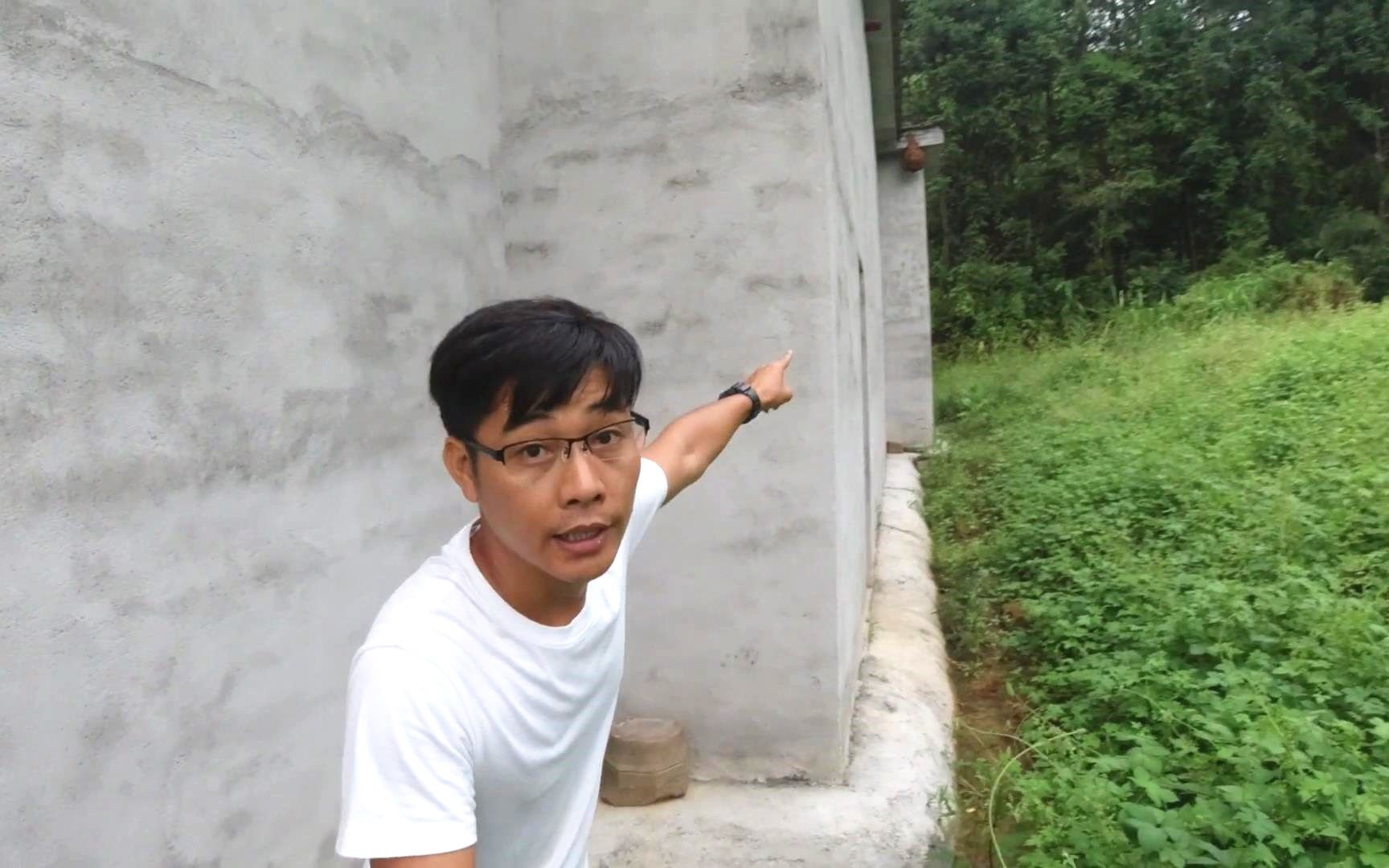 村民被一只野生动物咬伤进了医院,小伙好奇走近一看,比水桶还大