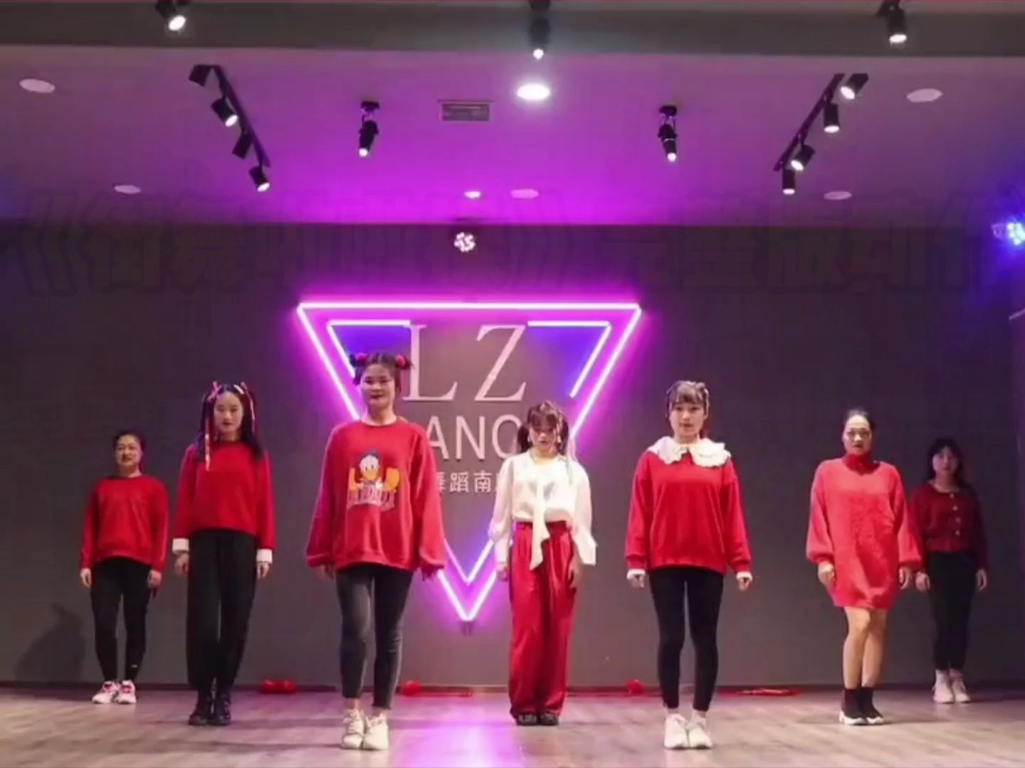 热门元旦年会舞蹈,元旦晚会,联欢会,艺术节表演,迎新晚会表演《恭喜...