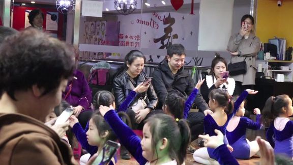 献给最爱的人欣洋宝贝,学会爱,拥有爱,表达爱,在爱里成长。谢谢父母...