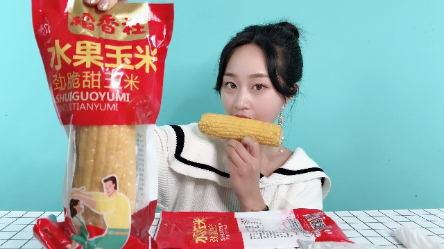 妹子试吃“水果玉米”,撕开就能吃,这味道也太甜了吧!