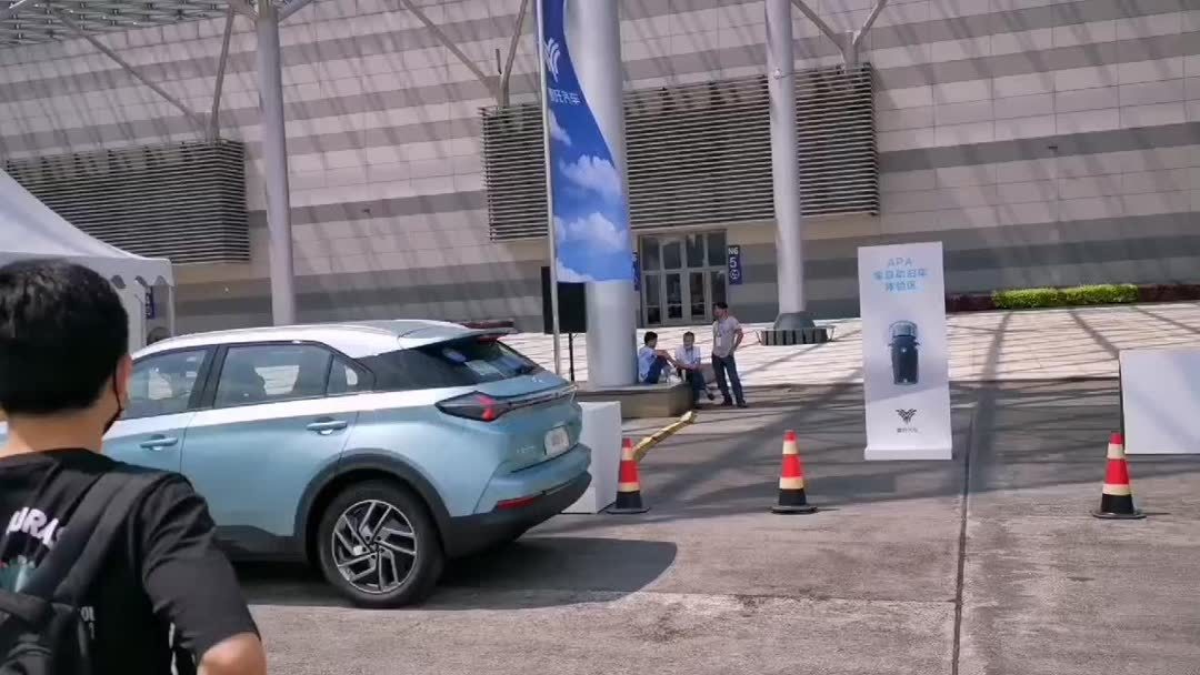 哪吒U全景模式下,能更快速自动倒车入位