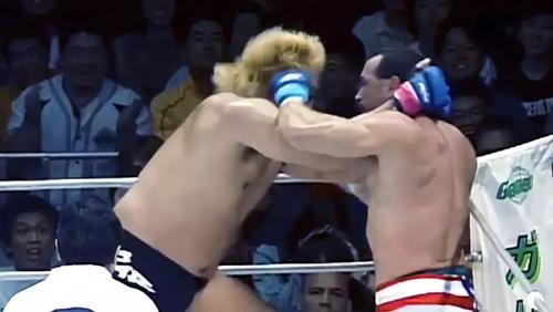 这两个男人太狠了打架不要命,站立对轰重拳,一步也不动