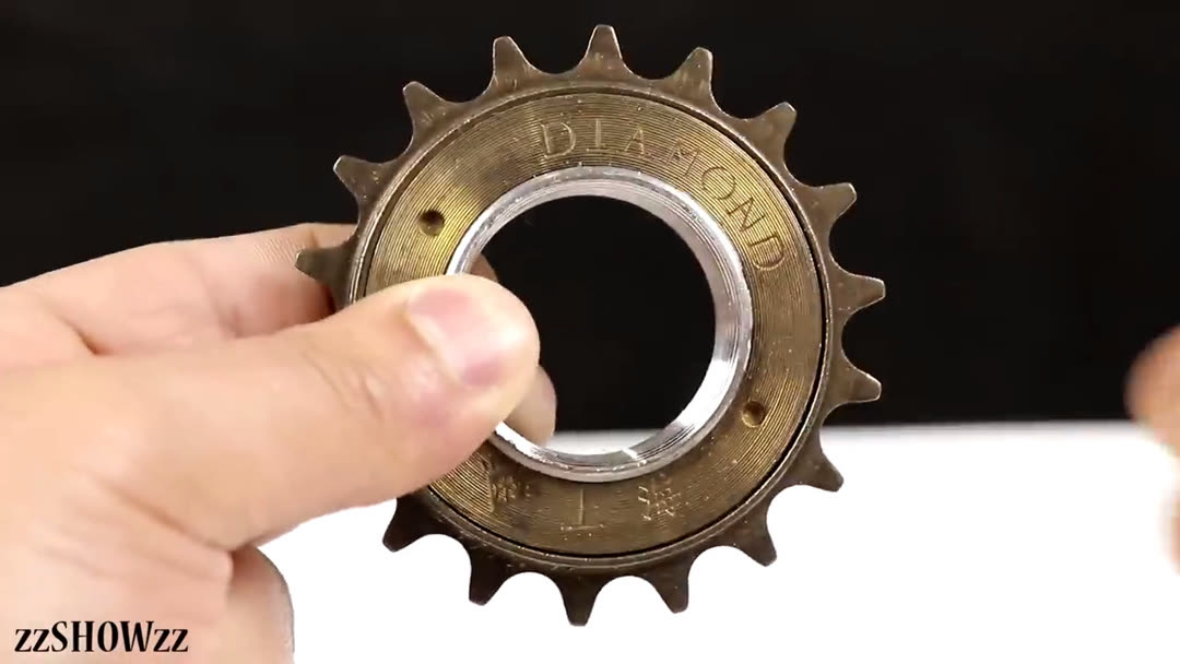 工人用自行车飞轮制作了一把快速扳手干活效率提升不少,很实用