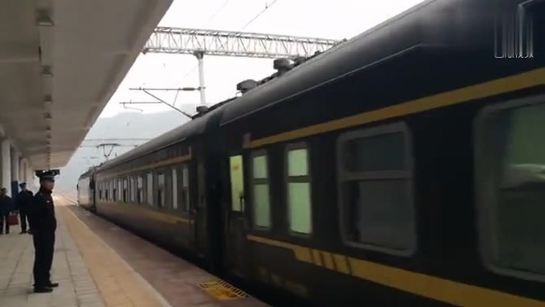 巴达铁路平昌站巴中开往重庆北的K9411次列车进站停车