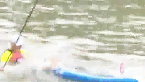 运河上皮划艇比赛很热闹 一个小哥不断船翻了 爬起来还要继续划
