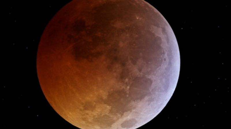 NASA新发现:月球背面疑似是空心的,眼前一幕让科学家惊住,是外星人...