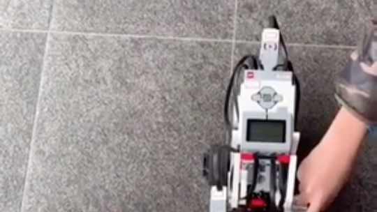 11岁的儿子用乐高ev3模仿特斯拉做的自动驾驶