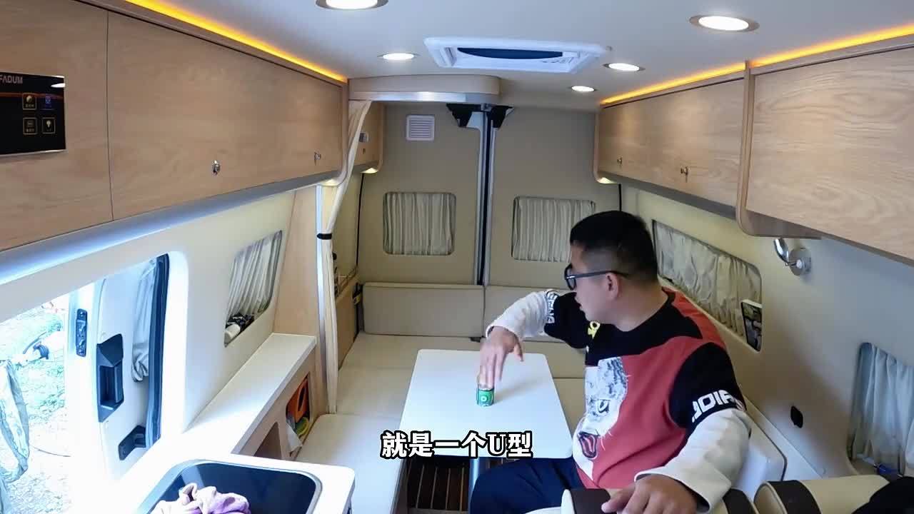 不到25万的福特房车变形金刚布局,能坐13人还有两床一卫