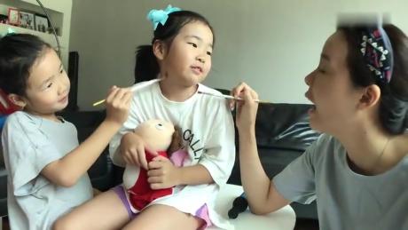 妈妈和孩子一起挑战挠痒痒!究竟能忍多久呢?