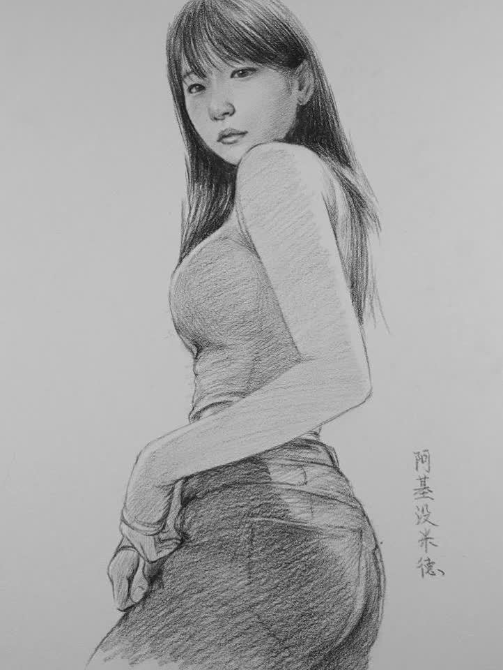 在8开的小稿上简单的画一个圆脸小姐姐画画手绘素描