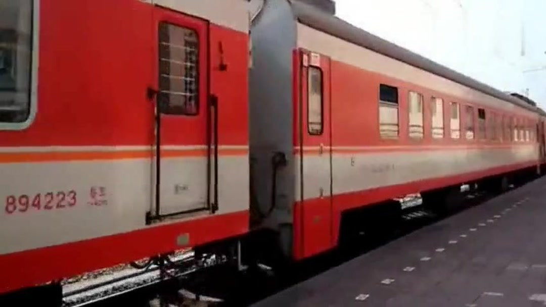 宝成铁路上的金刚SS7D机车牵引扬州至成都K245次进略阳站