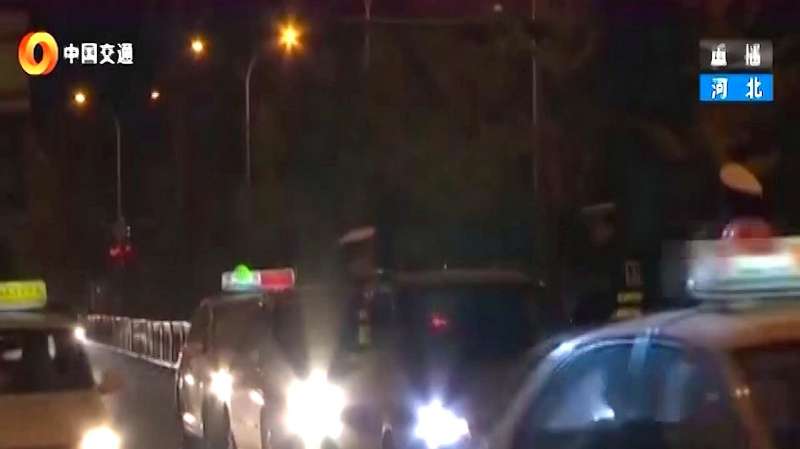 男子酒后驾驶妻子一口承认,谁料男子情绪激动,竟拿妻子撒气!