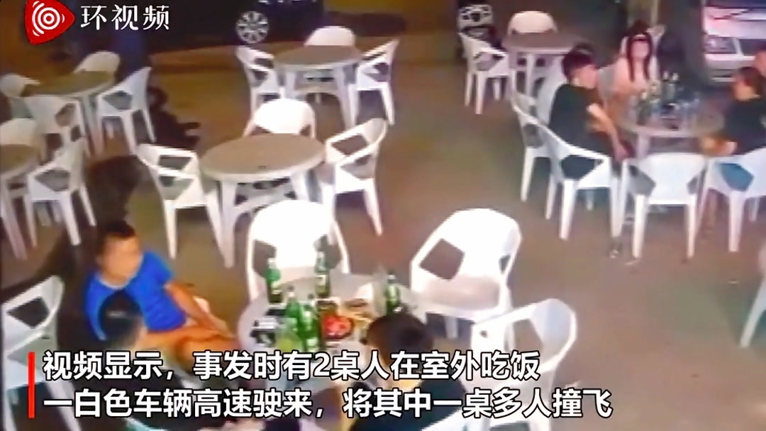 轿车突然冲入夜市撞飞数人