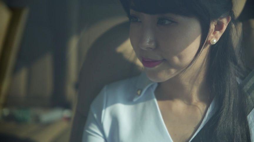 车载后视镜记录仪到底都能记录一些啥,看两位美女演示给你看