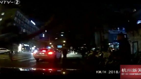 自行车和路虎男迎面经过 小伙竟上来踹了路虎 后面一幕令人心寒