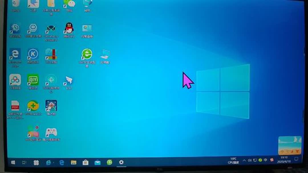 电脑系统有一个专门为色盲或者色弱开发的设置,打开可以解决困扰