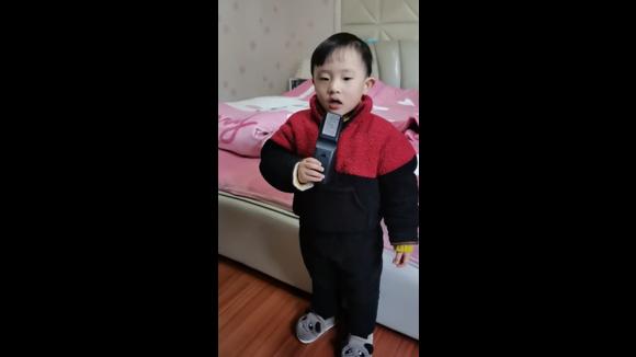 我是海贝,现在两岁零十个月。今天给大家演唱的歌曲是《桥边姑》