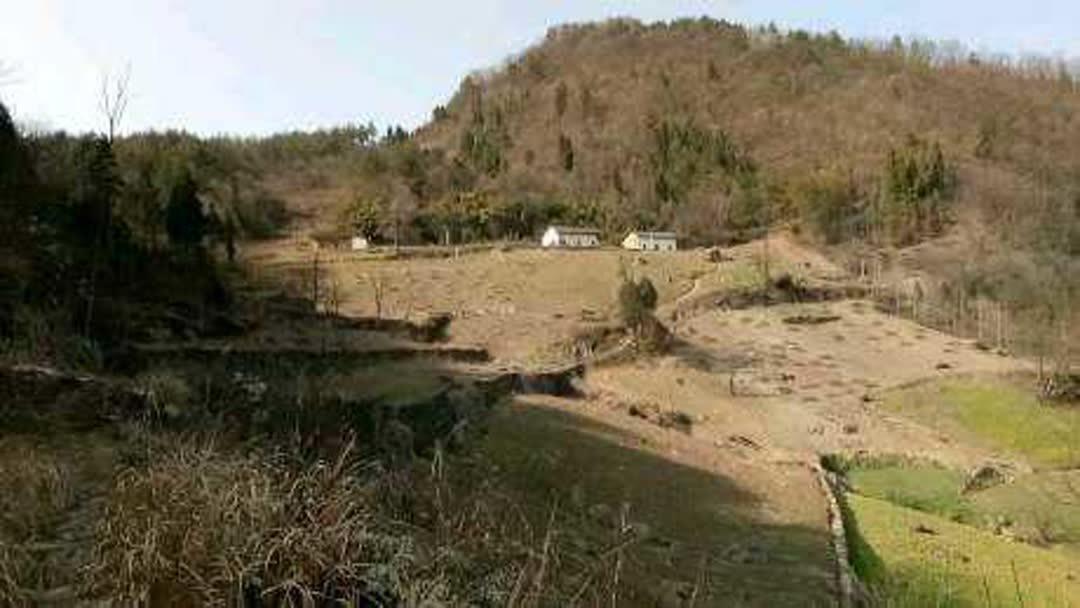湖北保康有一个村庄全体迁走了,很多风水师傅说这地方风水不错